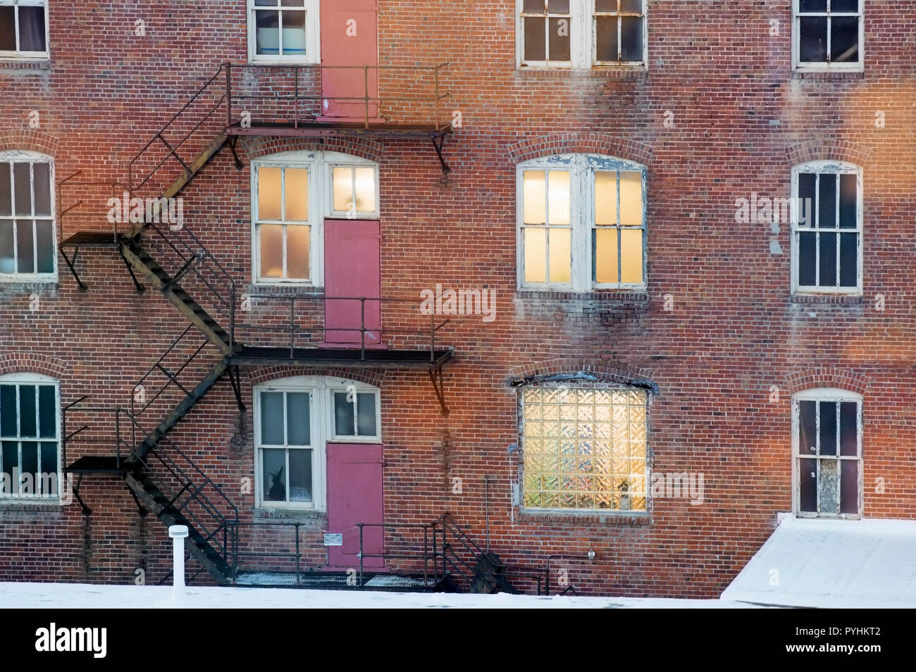 Brick apartment buildings hi-res stock photography and images - Alamy