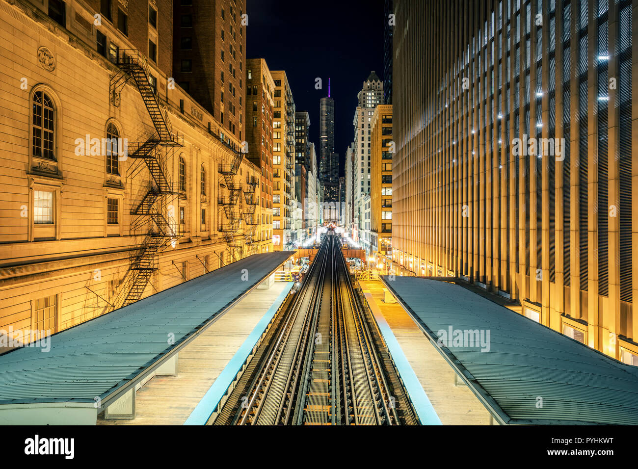 Adams Wabash Train line towards Chicago Loop in Chicago by night Stock ...