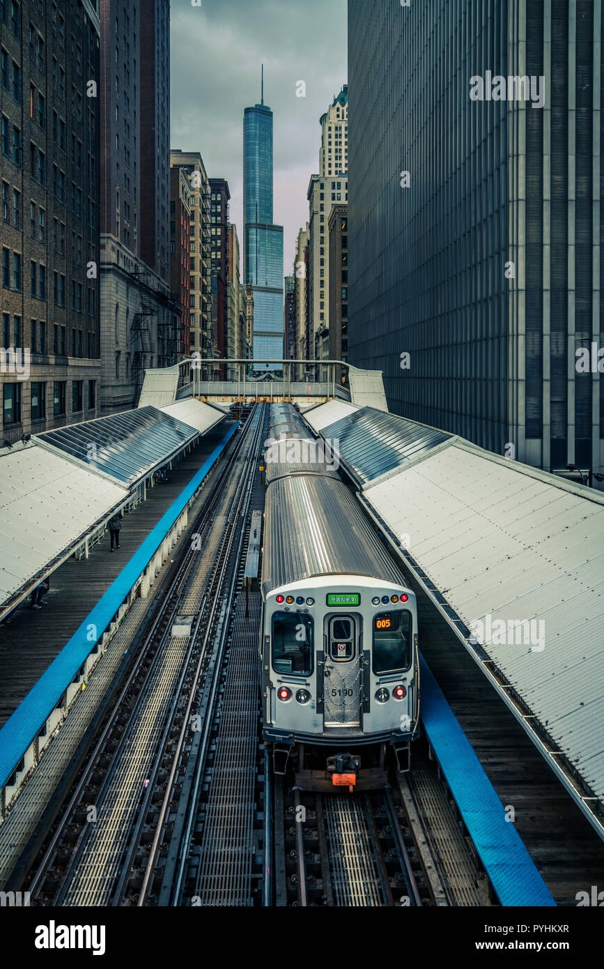 Adams Wabash Train line towards Chicago Loop in Chicago Stock Photo - Alamy