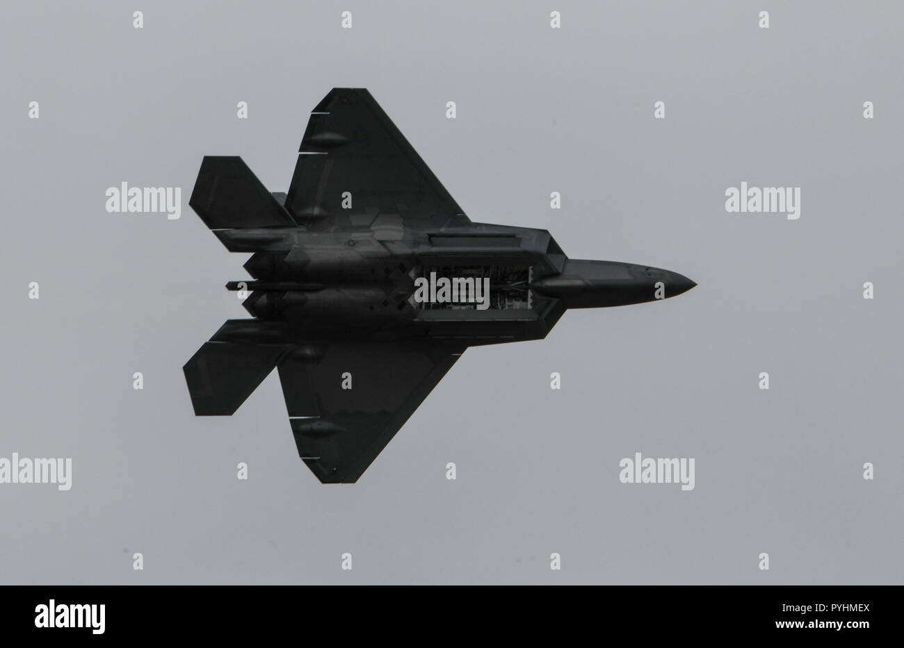 F 22 raptor bomb hi-res stock photography and images - Alamy