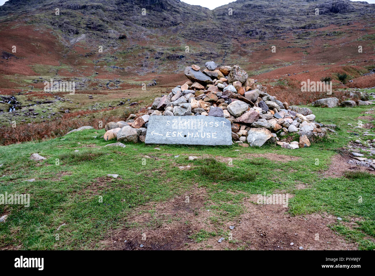 The path to Esk Hause, and beyond that Scafell Pike Stock Photo - Alamy