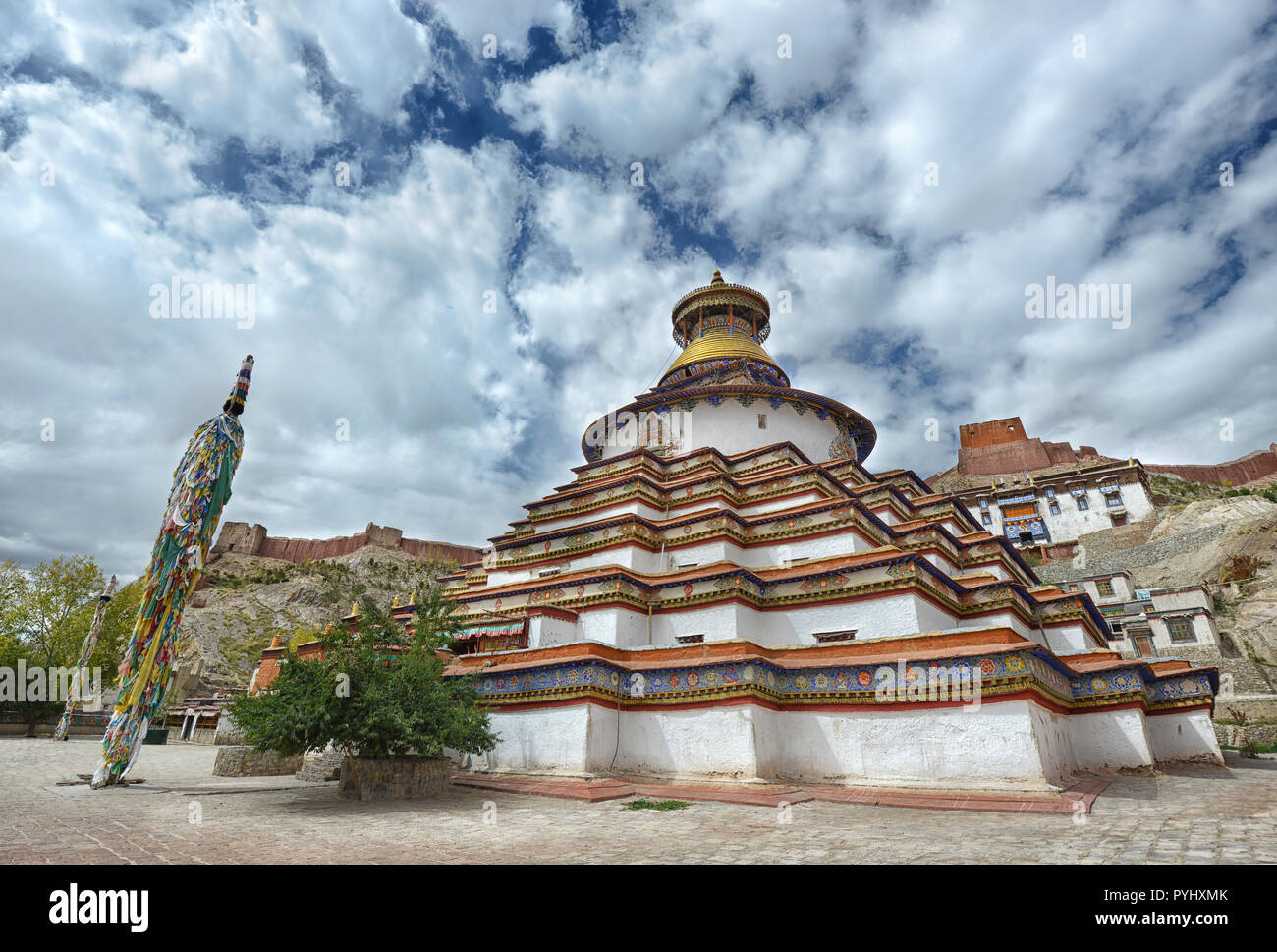 View of Plekor Chode stupa in Gyantse, Tibet Stock Photo - Alamy