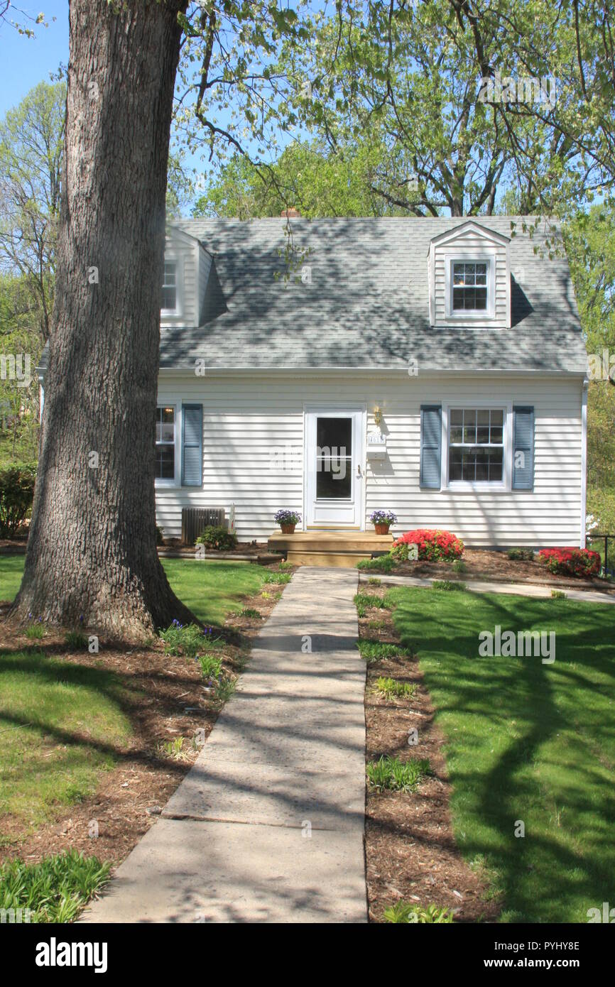 Cape cod house hi-res stock photography and images - Alamy