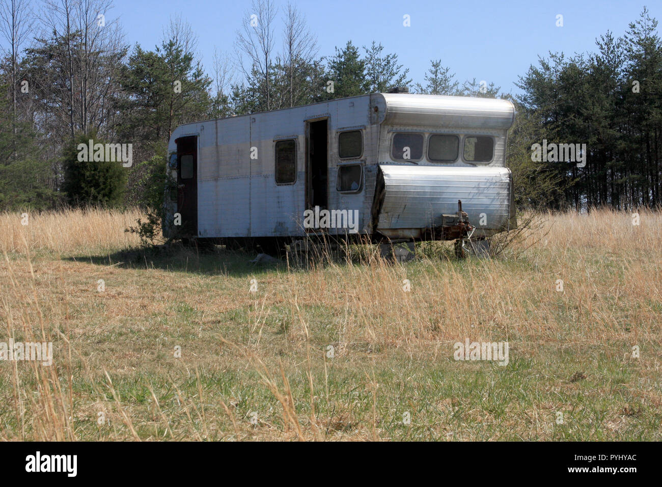 Abandoned camper hi-res stock photography and images - Alamy
