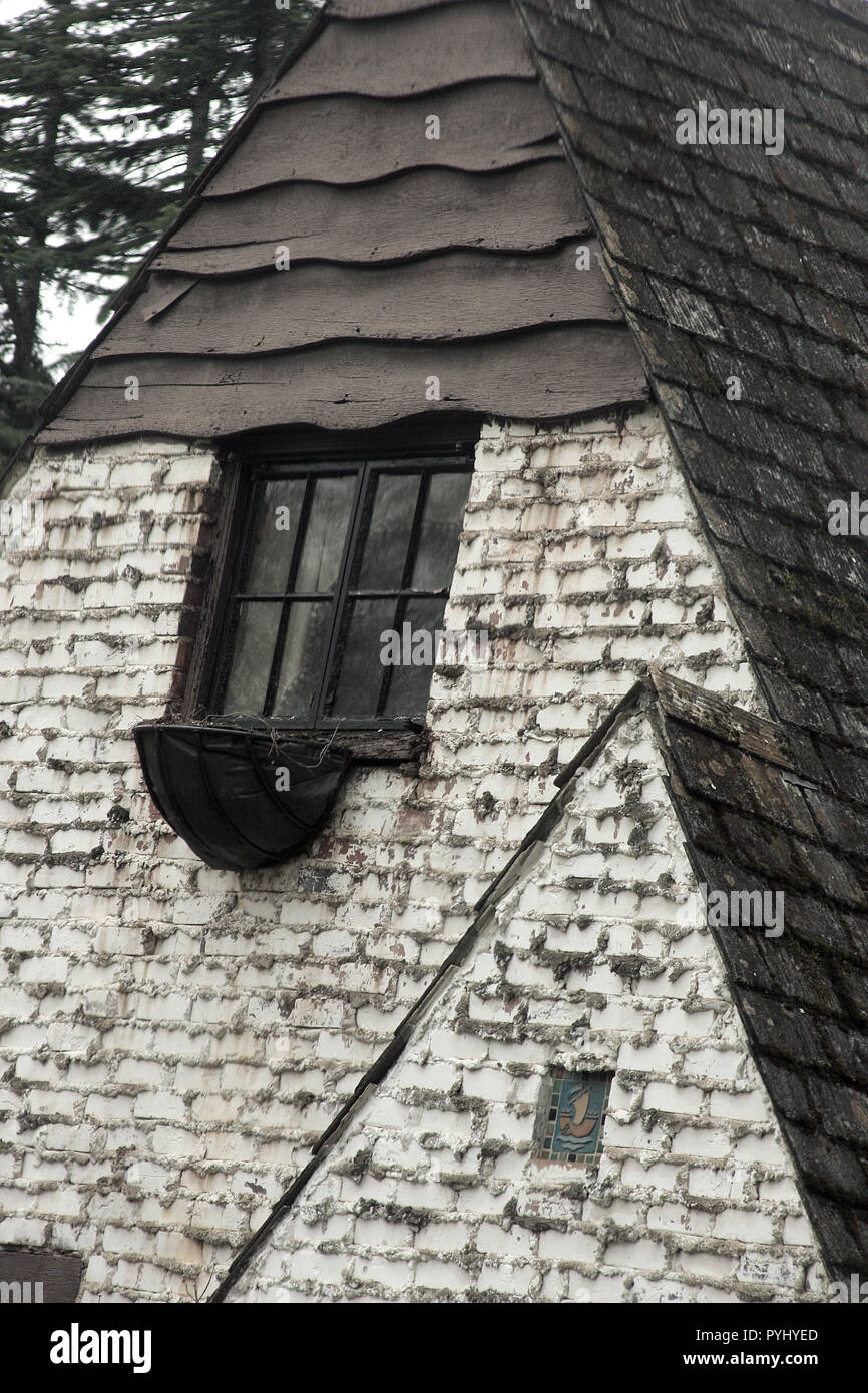 Usa house attic window hi-res stock photography and images - Alamy