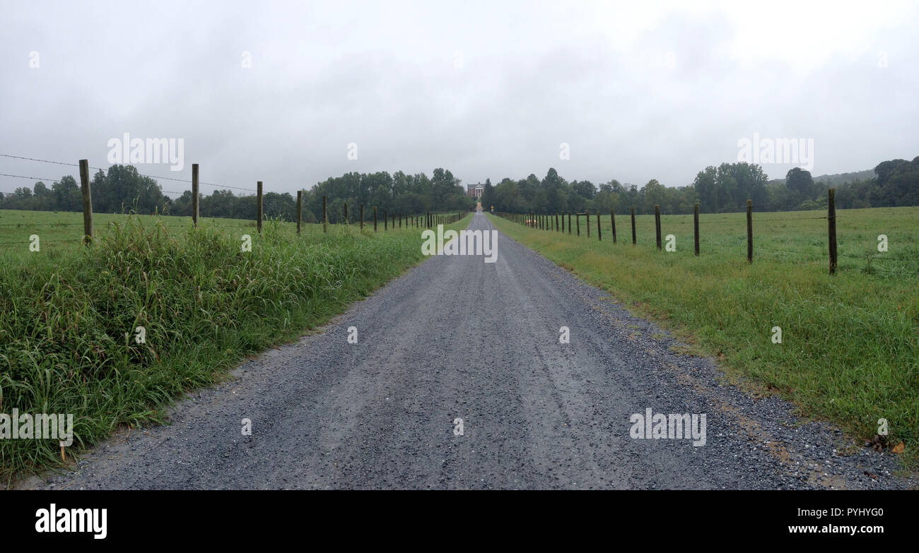 Long driveway house hi-res stock photography and images - Alamy