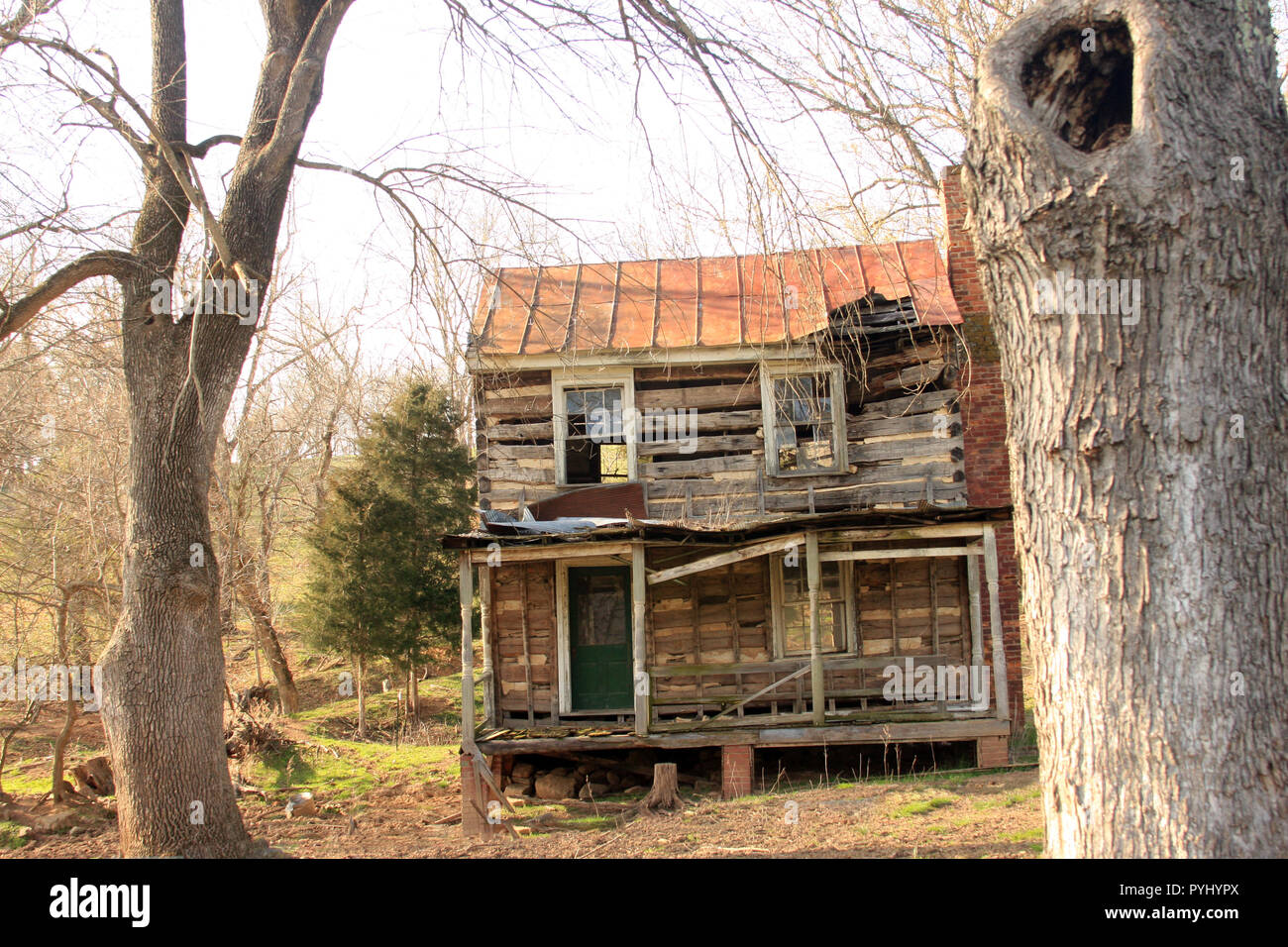 Ruin of simple wooden house in rural Virginia Stock Photo - Alamy