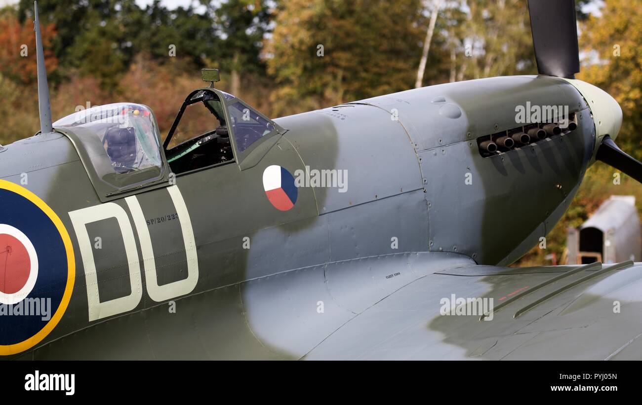 Merlin spitfire rolls royce v12 static engine hi-res stock photography ...