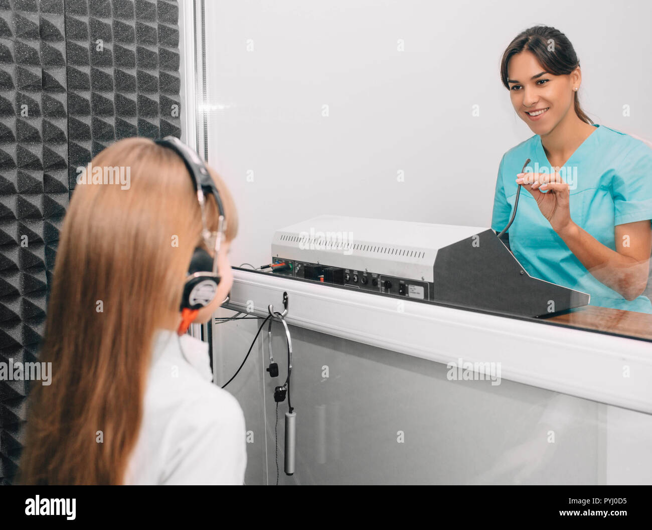 Audiologist hi-res stock photography and images - Alamy