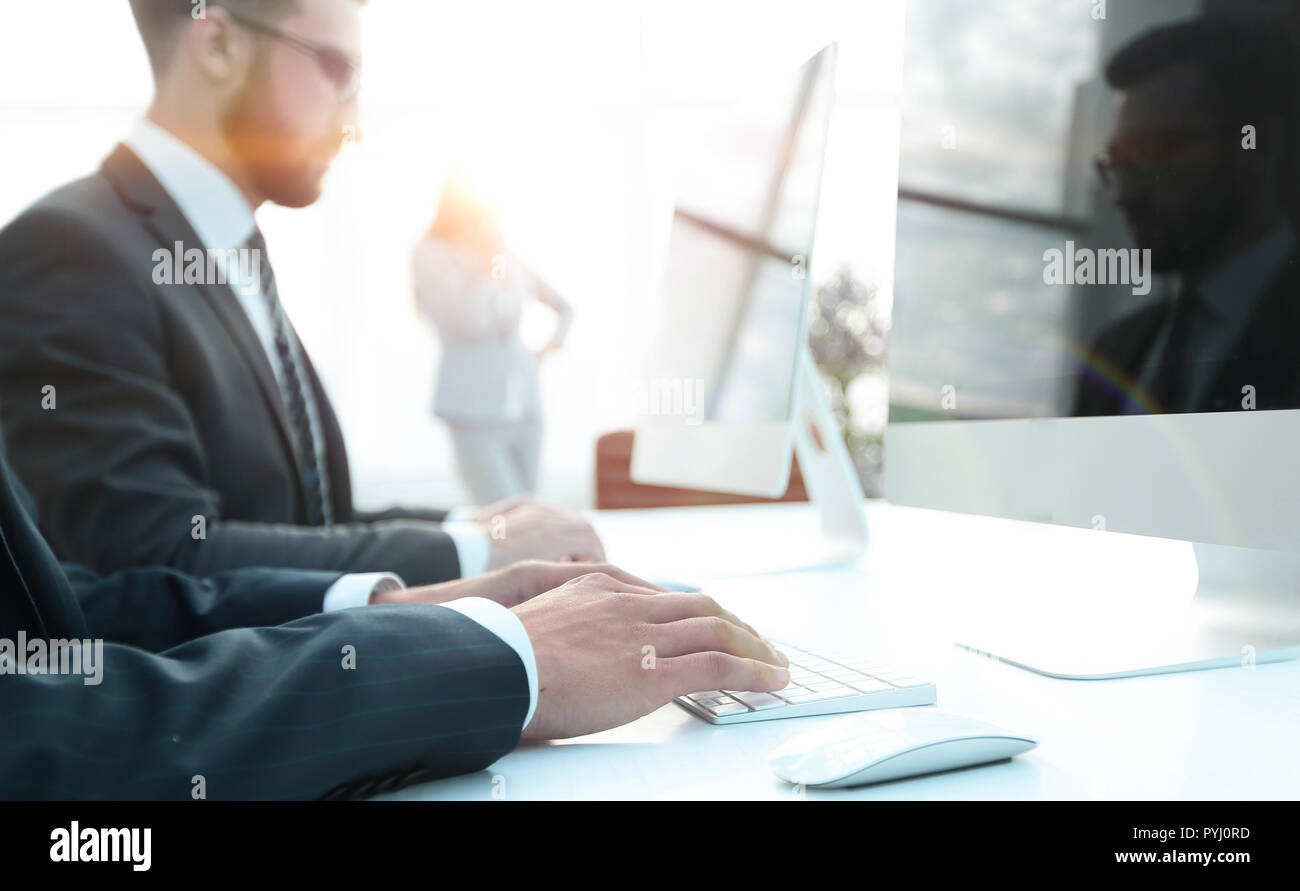 employees working on computers Stock Photo - Alamy