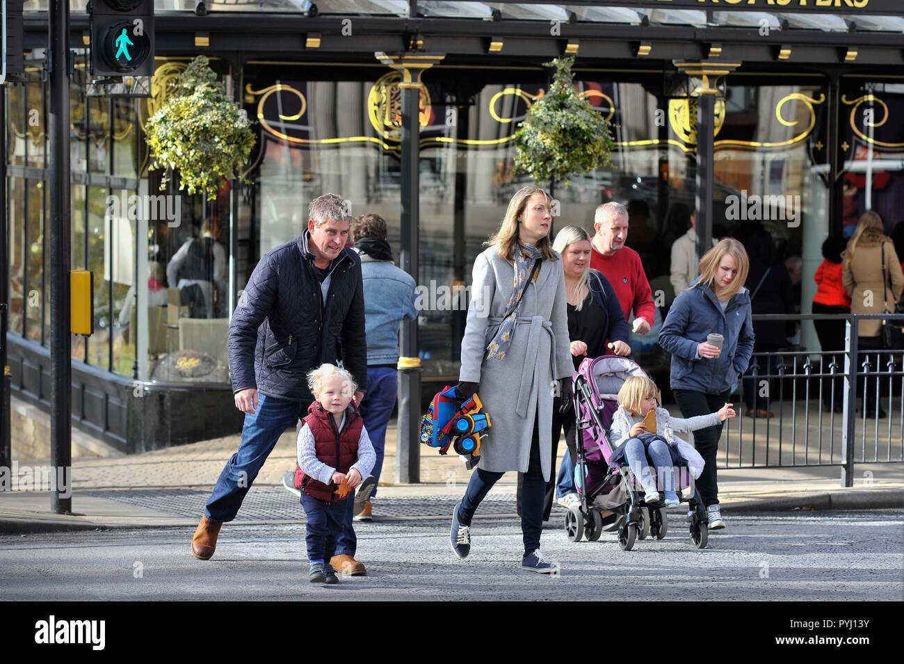 Harrogate town centre people hi-res stock photography and images - Alamy