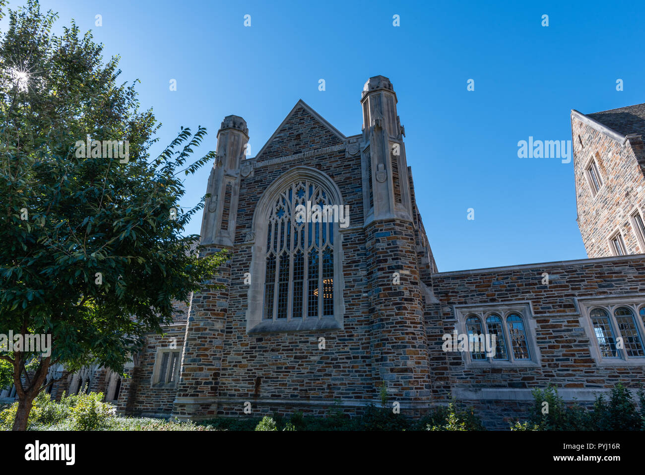 University spire quad people hi-res stock photography and images - Alamy