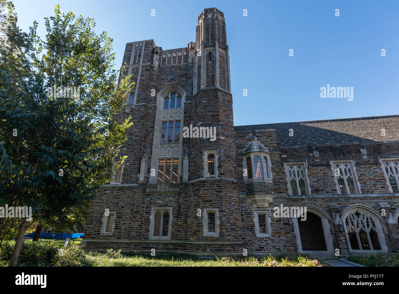 University spire quad people hi-res stock photography and images - Alamy