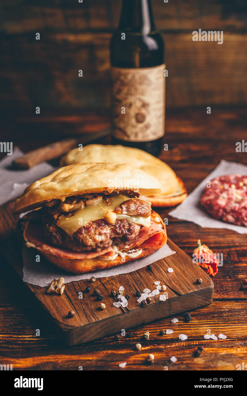 Mushroom and swiss cheese burger hi-res stock photography and images ...