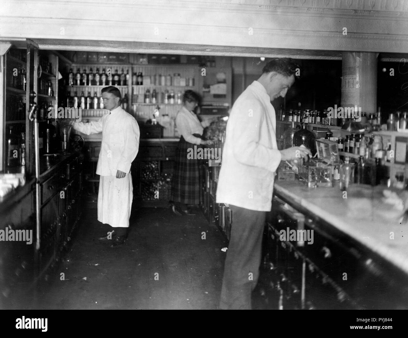 Early 1900s pharmacists hi-res stock photography and images - Alamy