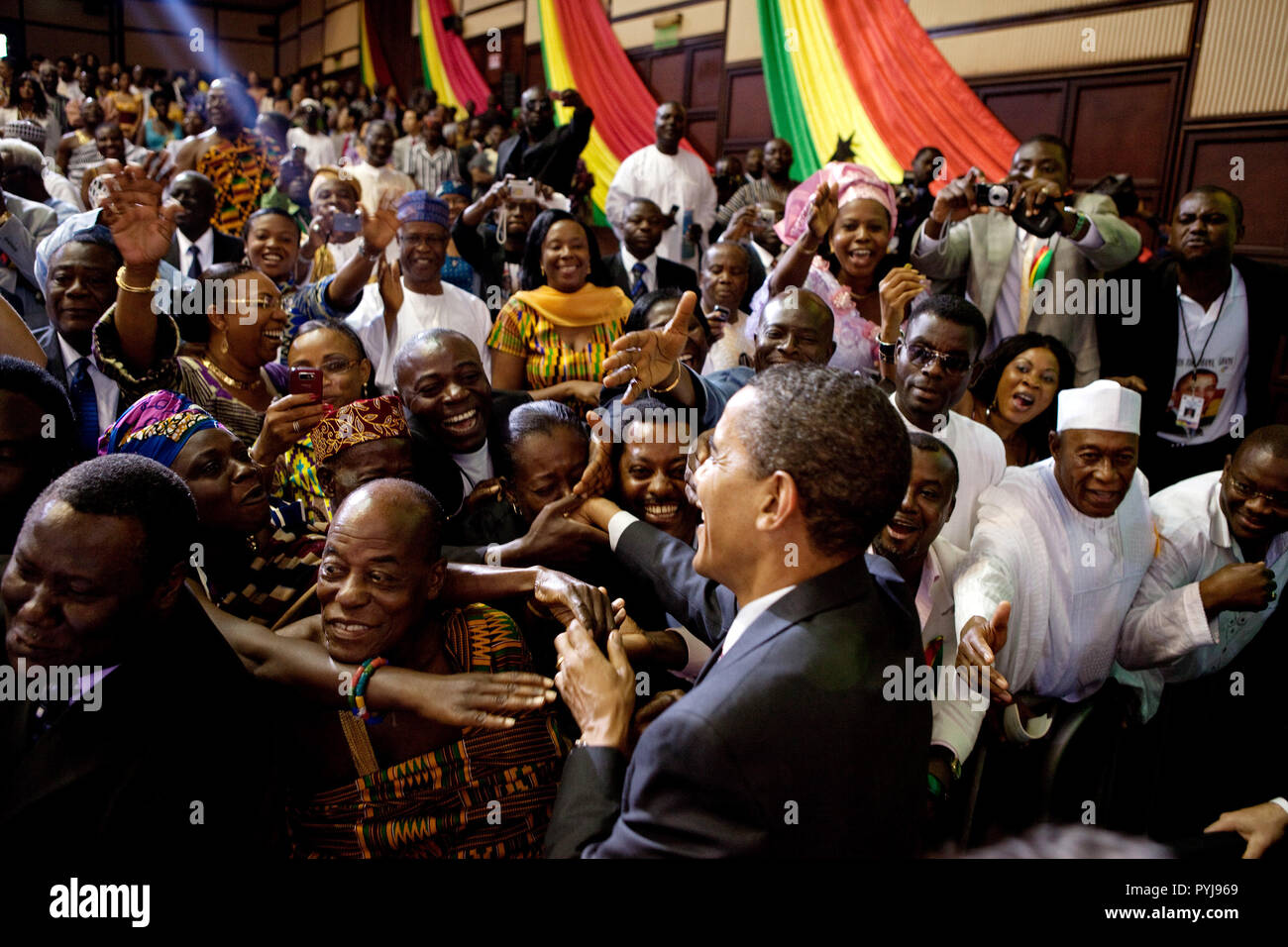 Obama shakes hands in ghana hi-res stock photography and images - Alamy
