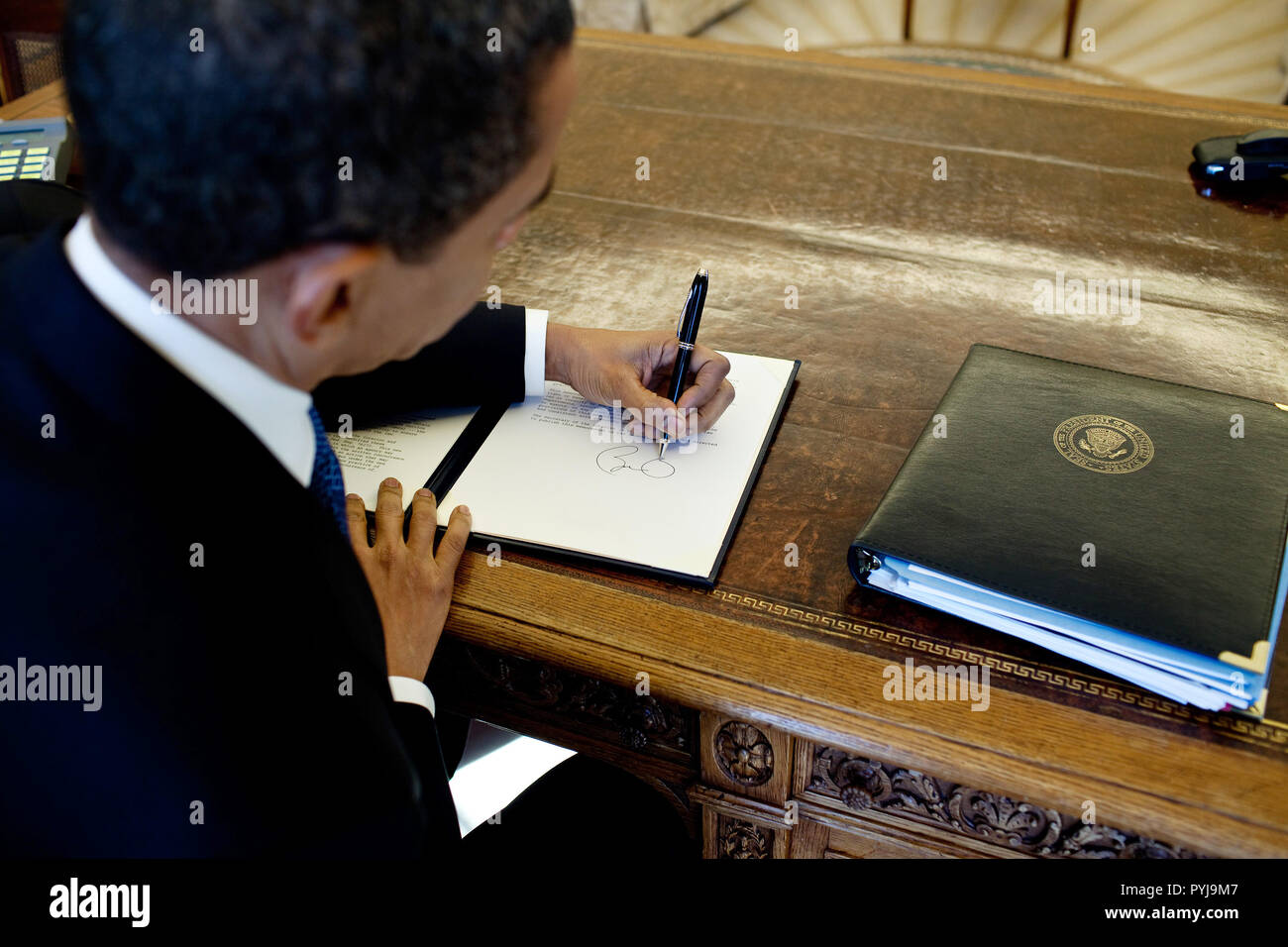 Obama writing hi-res stock photography and images - Alamy