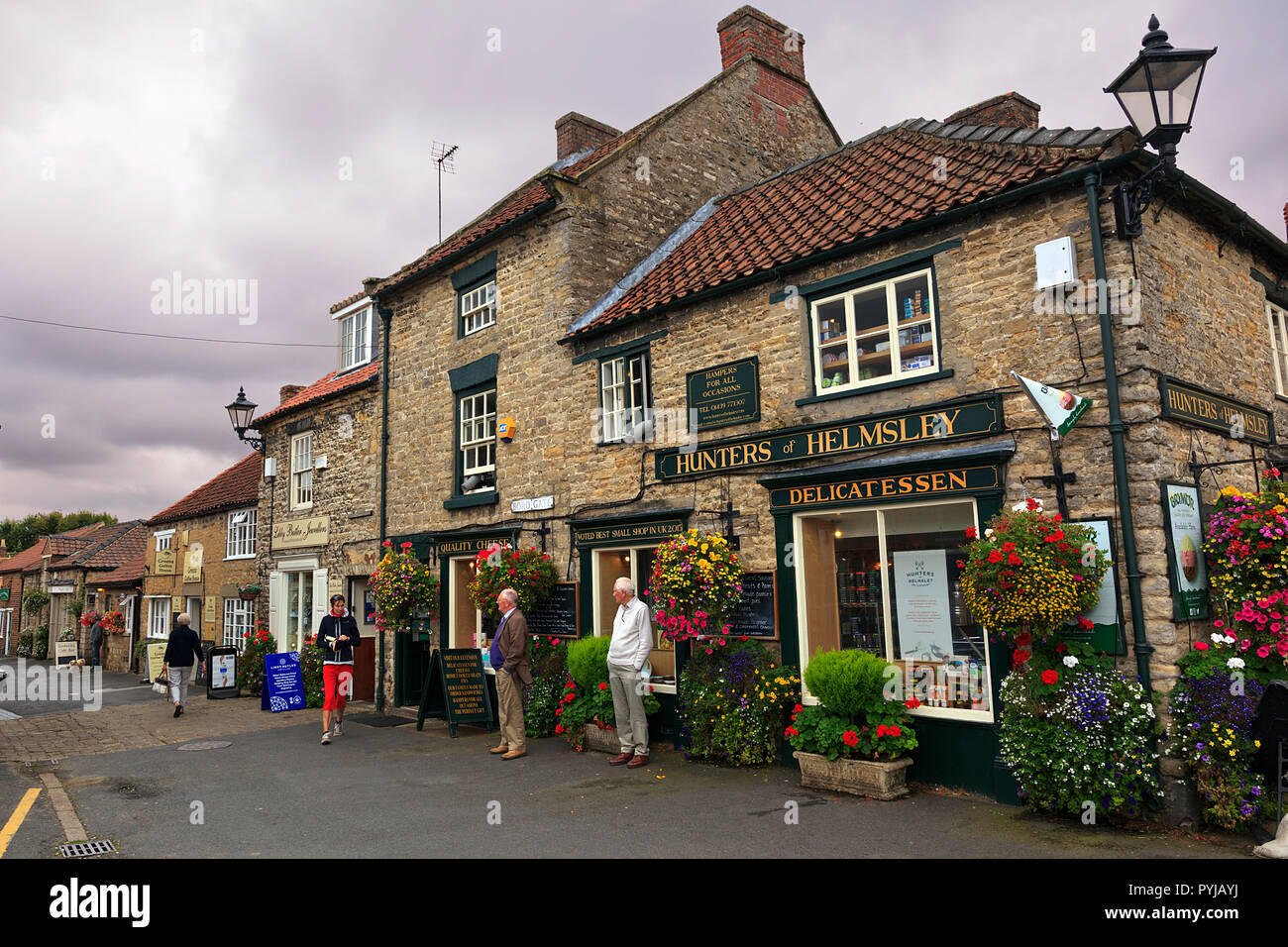Helmsley shop in historic building hi-res stock photography and images ...