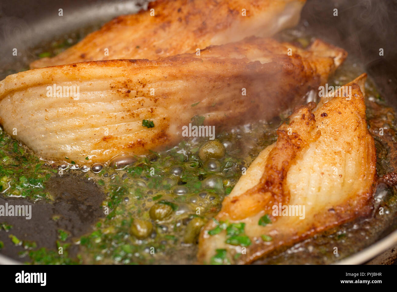 Skate wings brown butter capers hi-res stock photography and images - Alamy