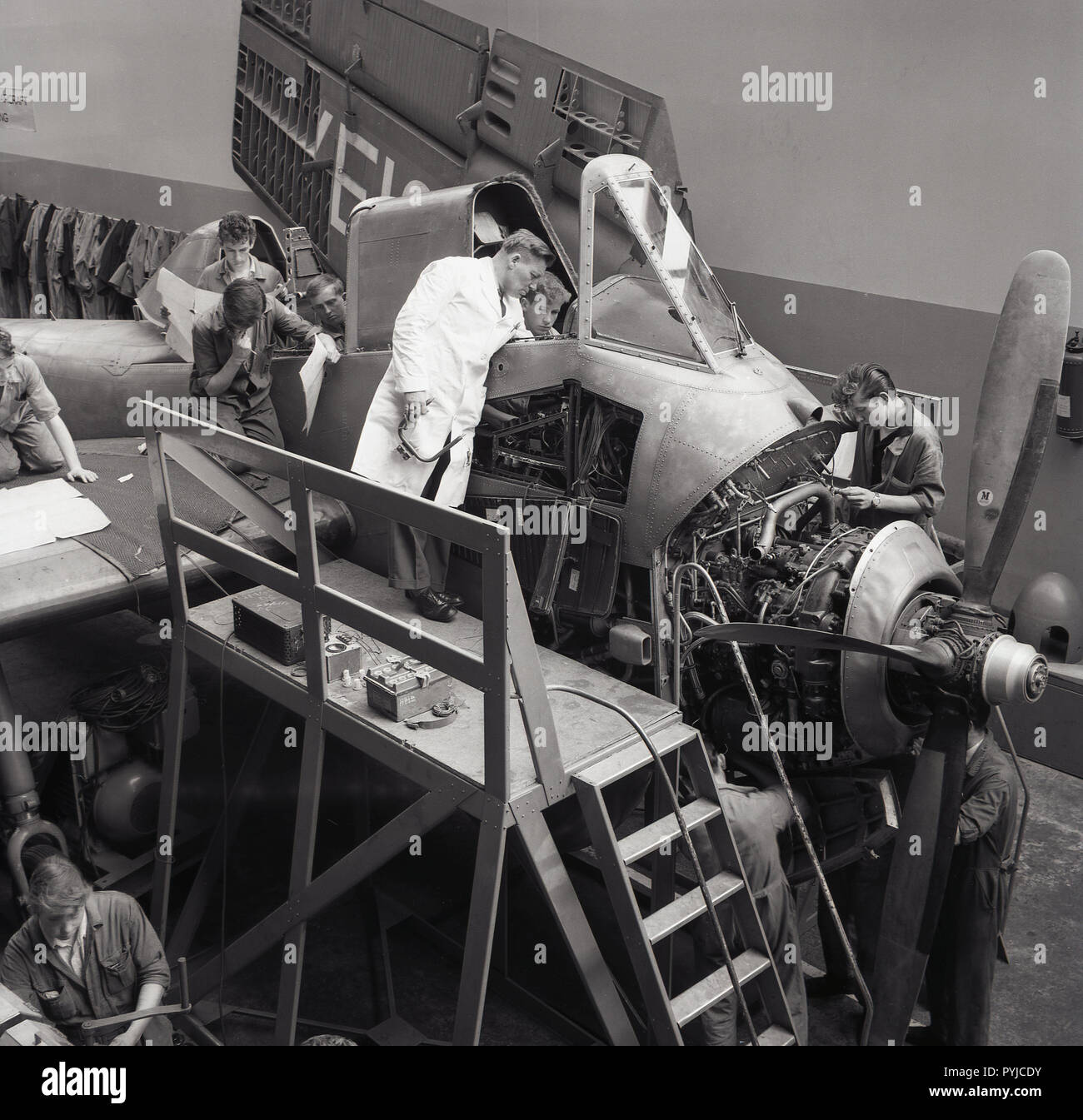 Aircraft work platform hi-res stock photography and images - Alamy