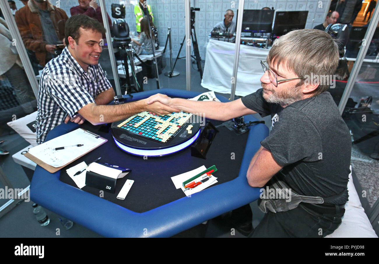 Nigel Richards (right) from New Zealand competes against Jesse Day ...