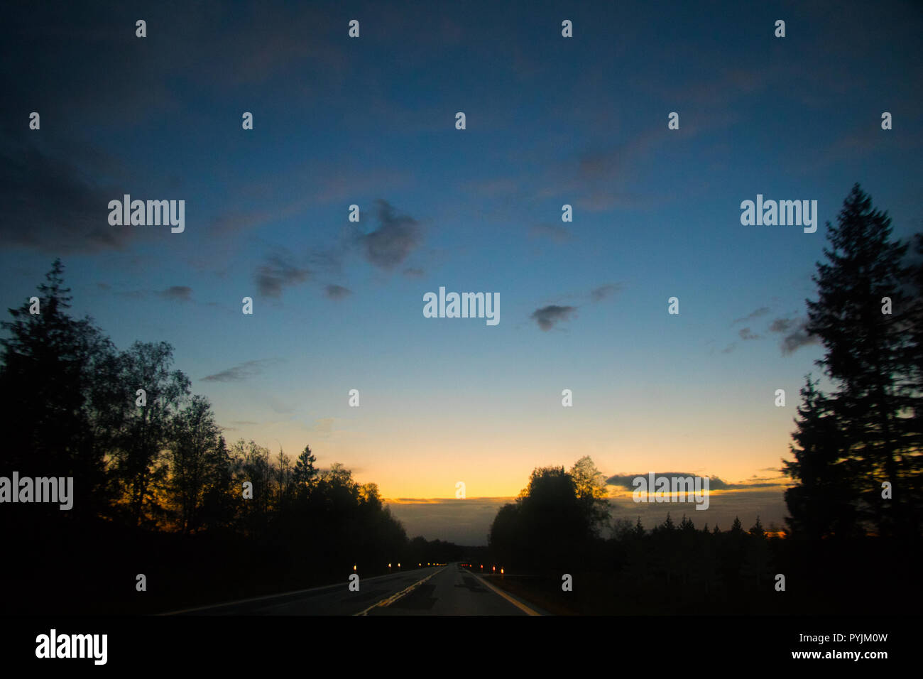 Night sky background 4k hi-res stock photography and images - Alamy