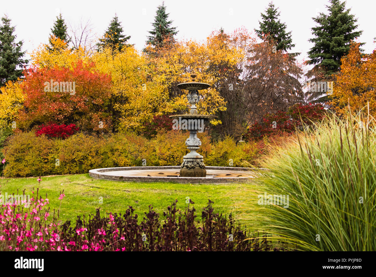 Fountain in a autumnal scenery - fall colours Stock Photo - Alamy