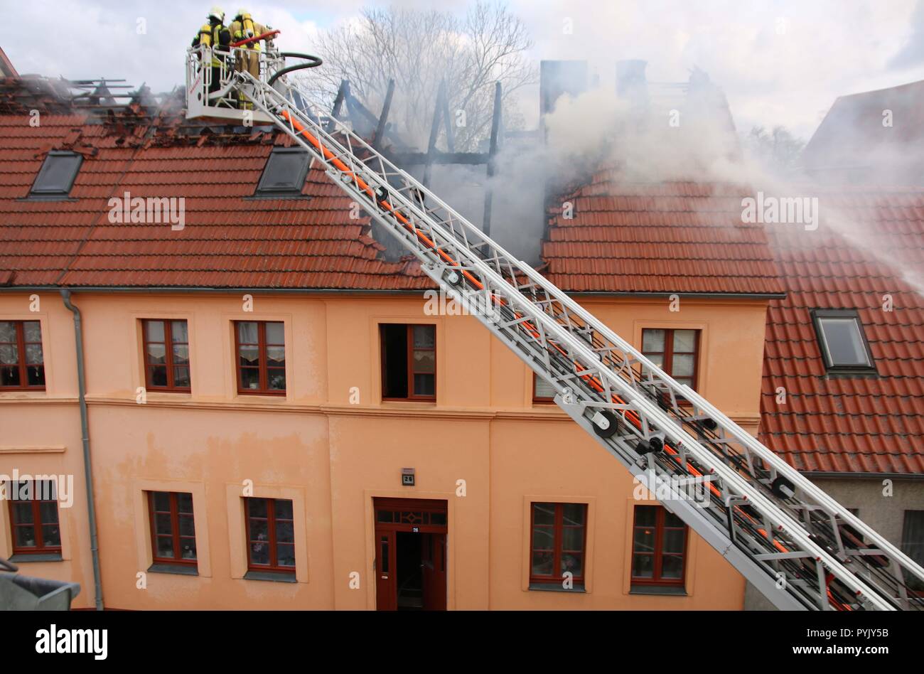 Kremmen, Germany. 28th Oct, 2018. Firefighters extinguishing a fire in ...
