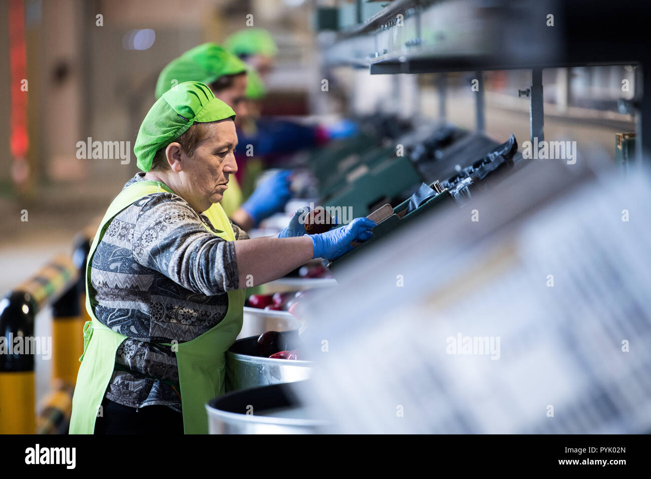 Employees packing hi-res stock photography and images - Alamy
