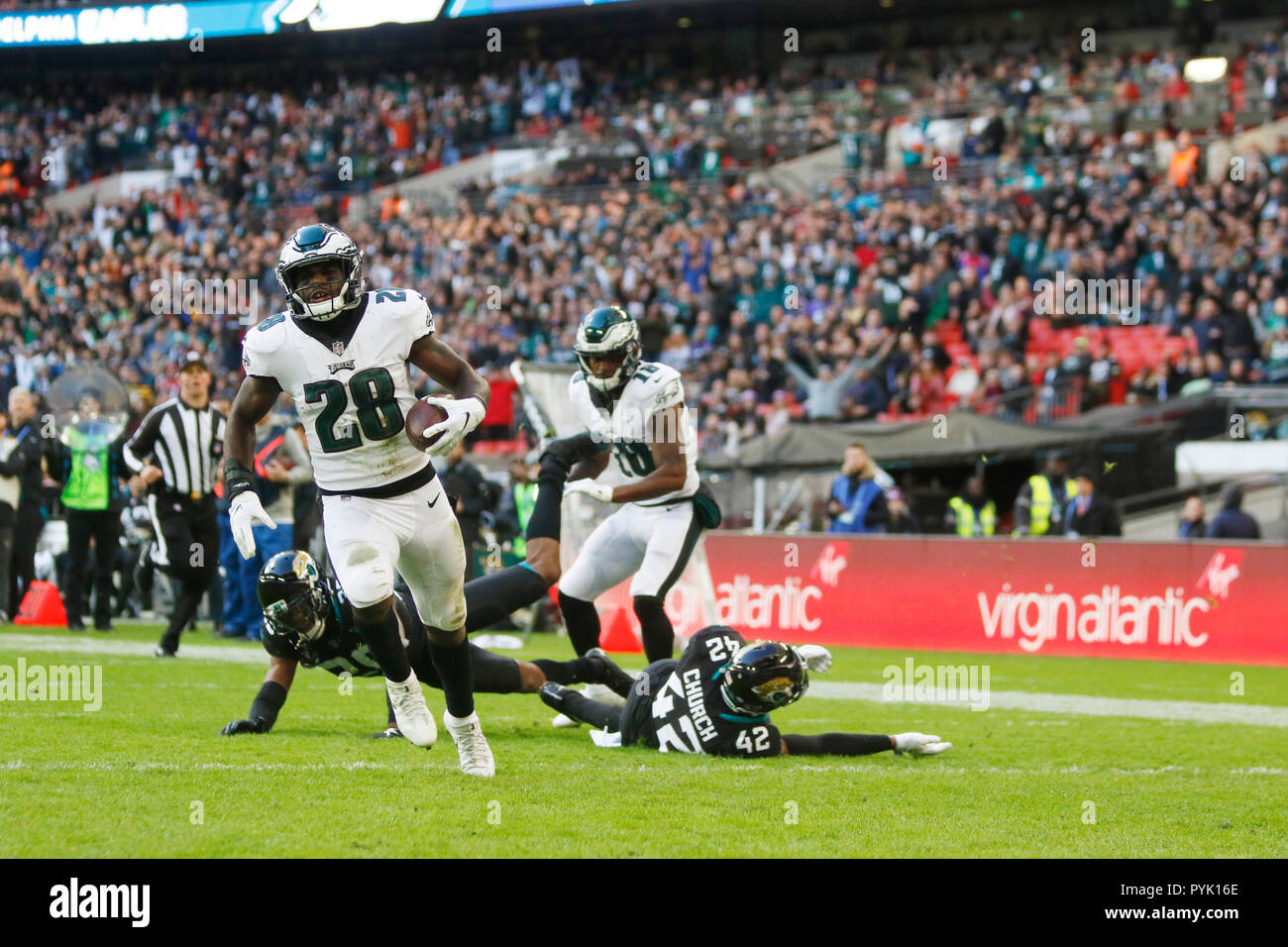 Nfl superbowl running with football hi-res stock photography and images ...