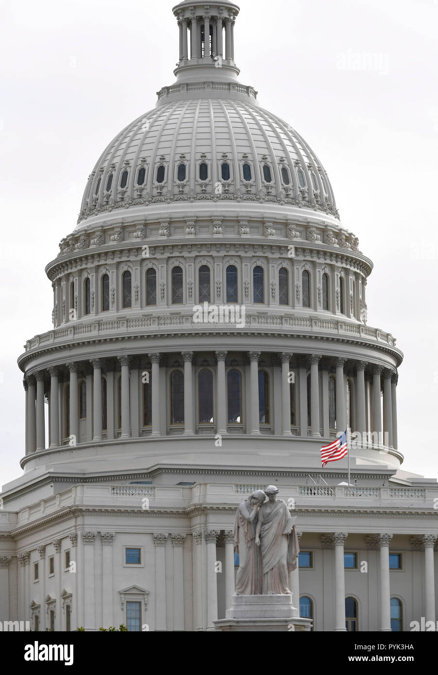 Pennsylvania state capitol flags hi-res stock photography and images ...