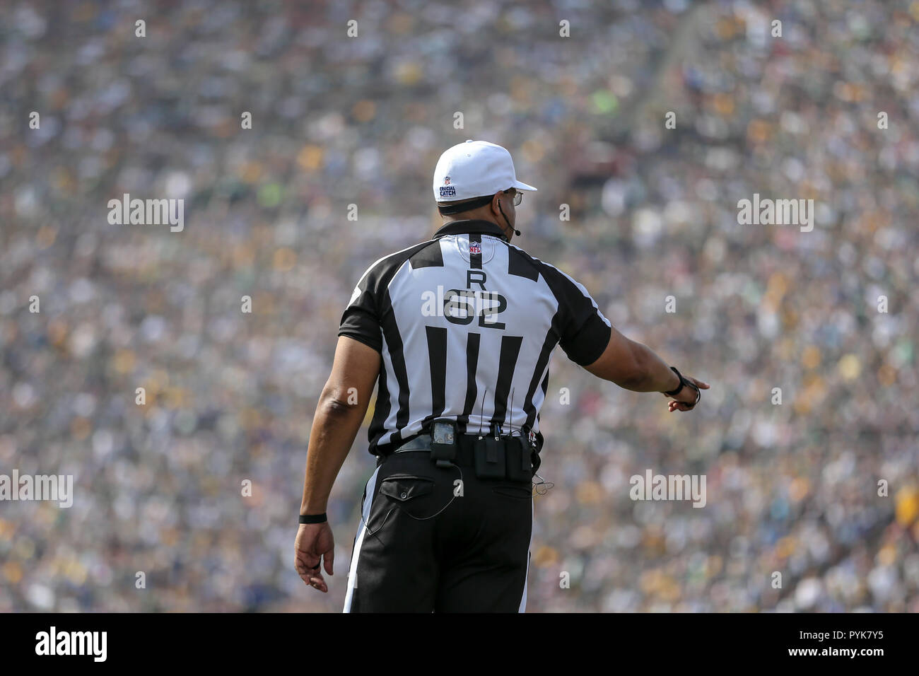 Los Angeles, CA, USA. 28th Oct, 2018. Referee Ron Torbert (62) signal ...