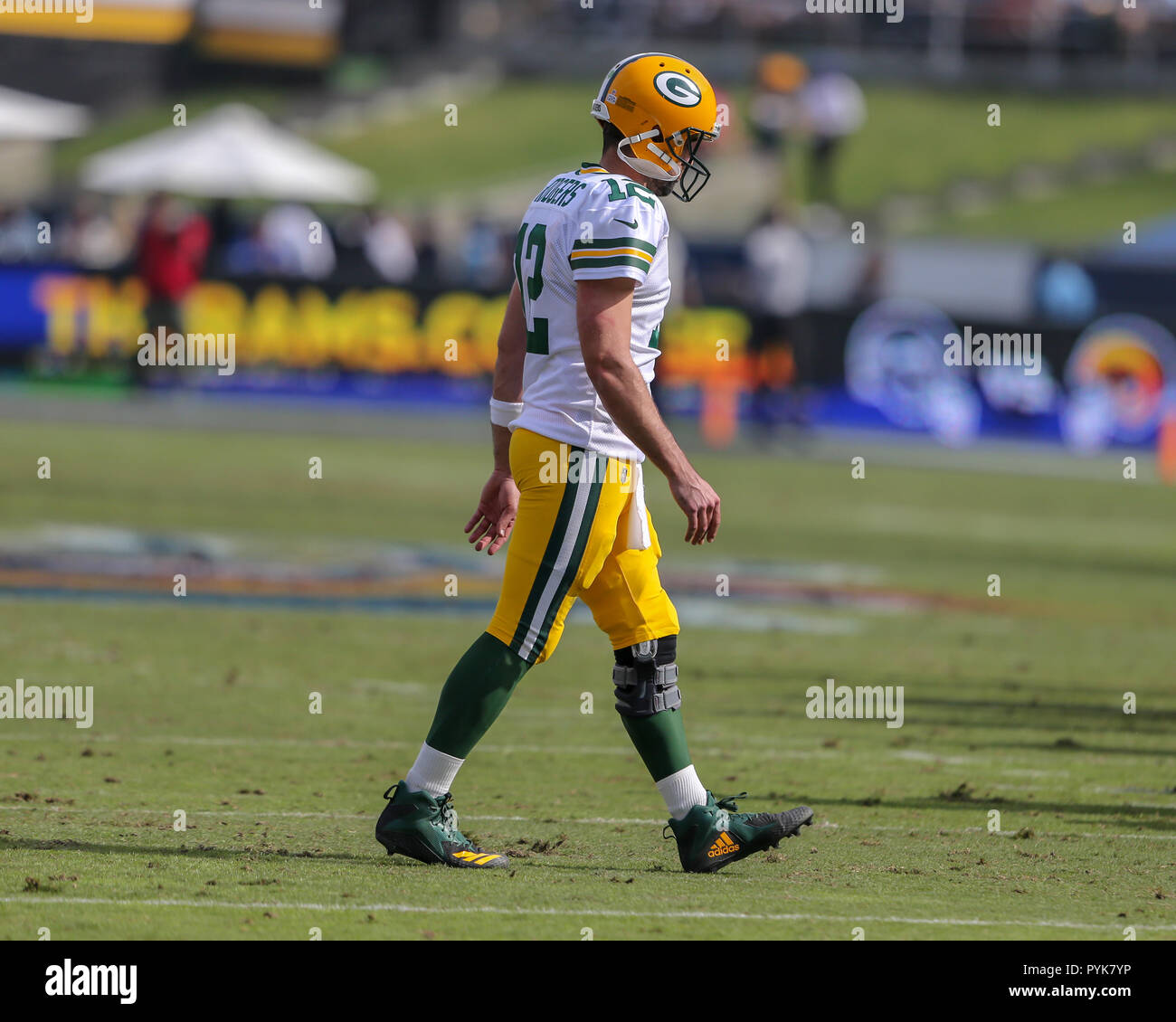 Nfl rams huddle hi-res stock photography and images - Alamy