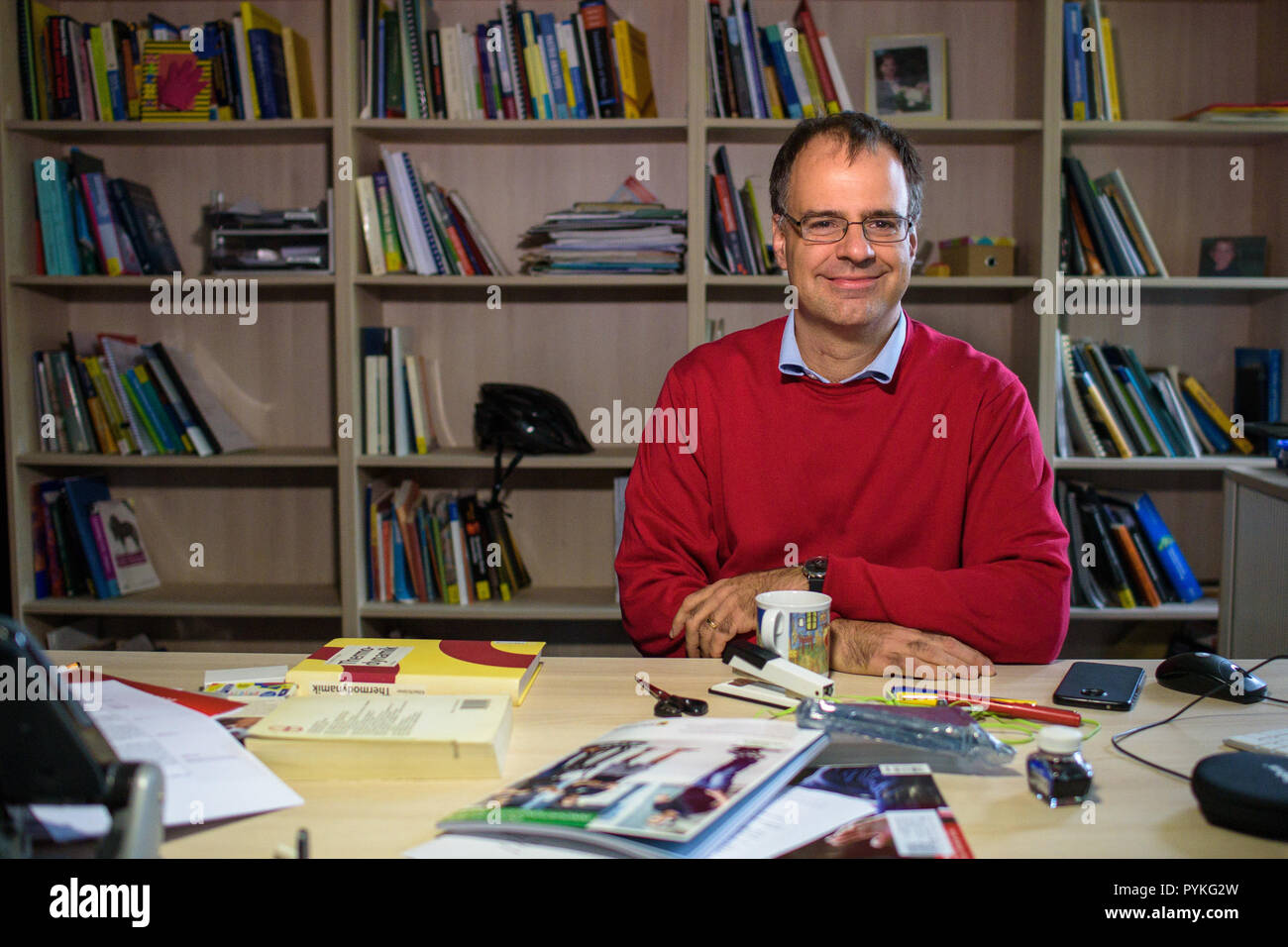 Saarbruecken, Germany. 23rd Oct, 2018. Physics professor Frank Wilhelm ...