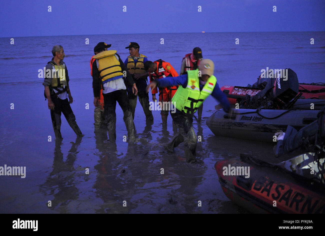 Jakarta, Indonesia. 29th Oct, 2018. Members of Search and Rescue team ...
