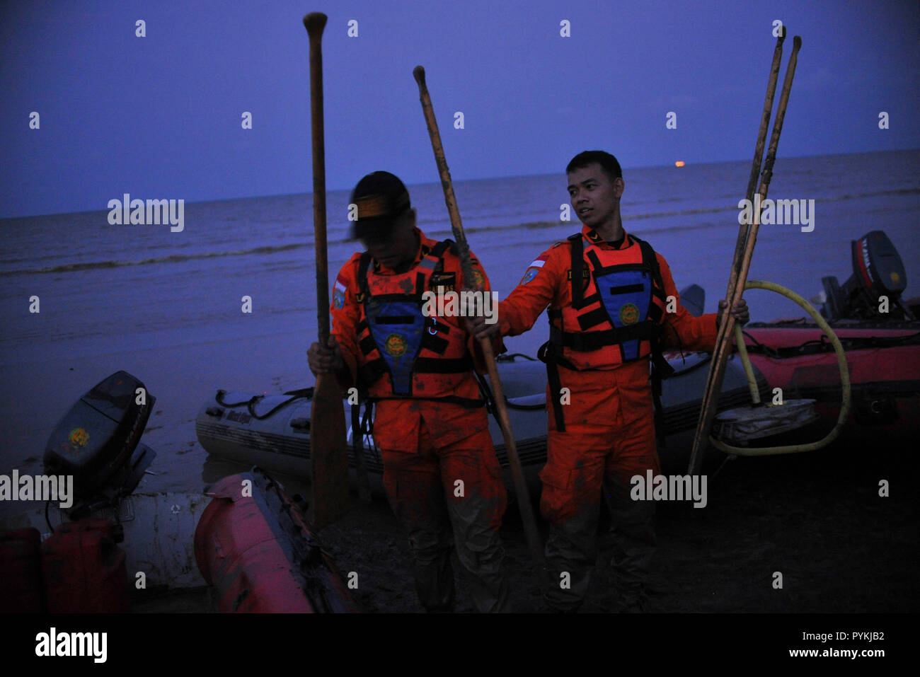 Jakarta, Indonesia. 29th Oct, 2018. Members of Search and Rescue team ...