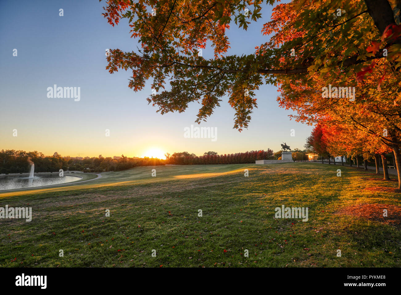 October 20, 2018 - St. Louis, Missouri - The sunrise and fall foliage ...