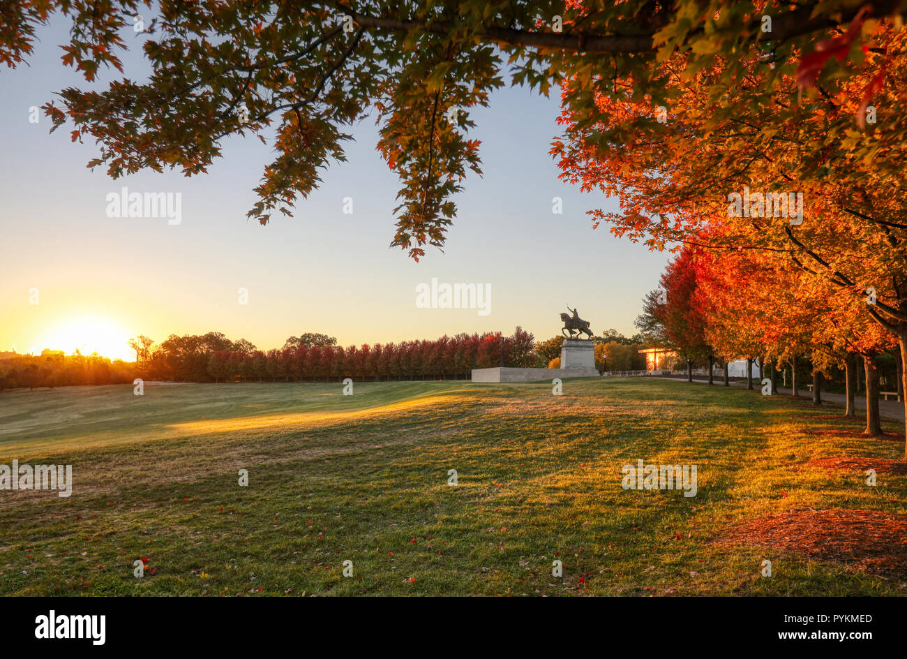 October 20, 2018 - St. Louis, Missouri - The sunrise and fall foliage ...