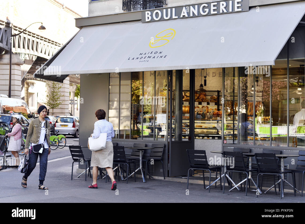Paris bakery window hi-res stock photography and images - Alamy