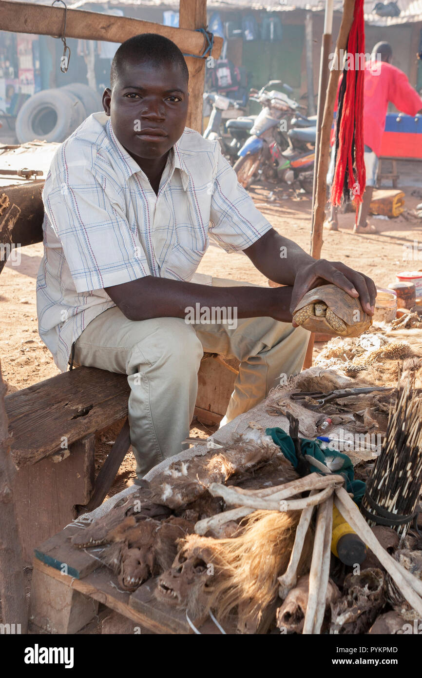 African traditional medicine market hi-res stock photography and images ...