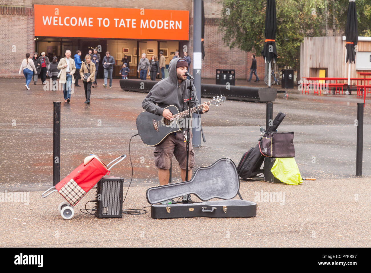 Street singer playing guitar hi-res stock photography and images - Alamy