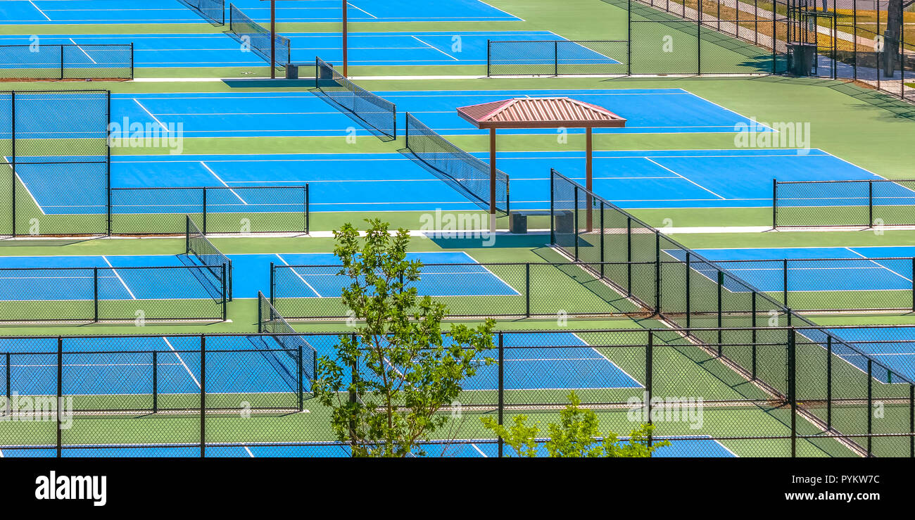 Tennis court outside fence hi-res stock photography and images - Alamy