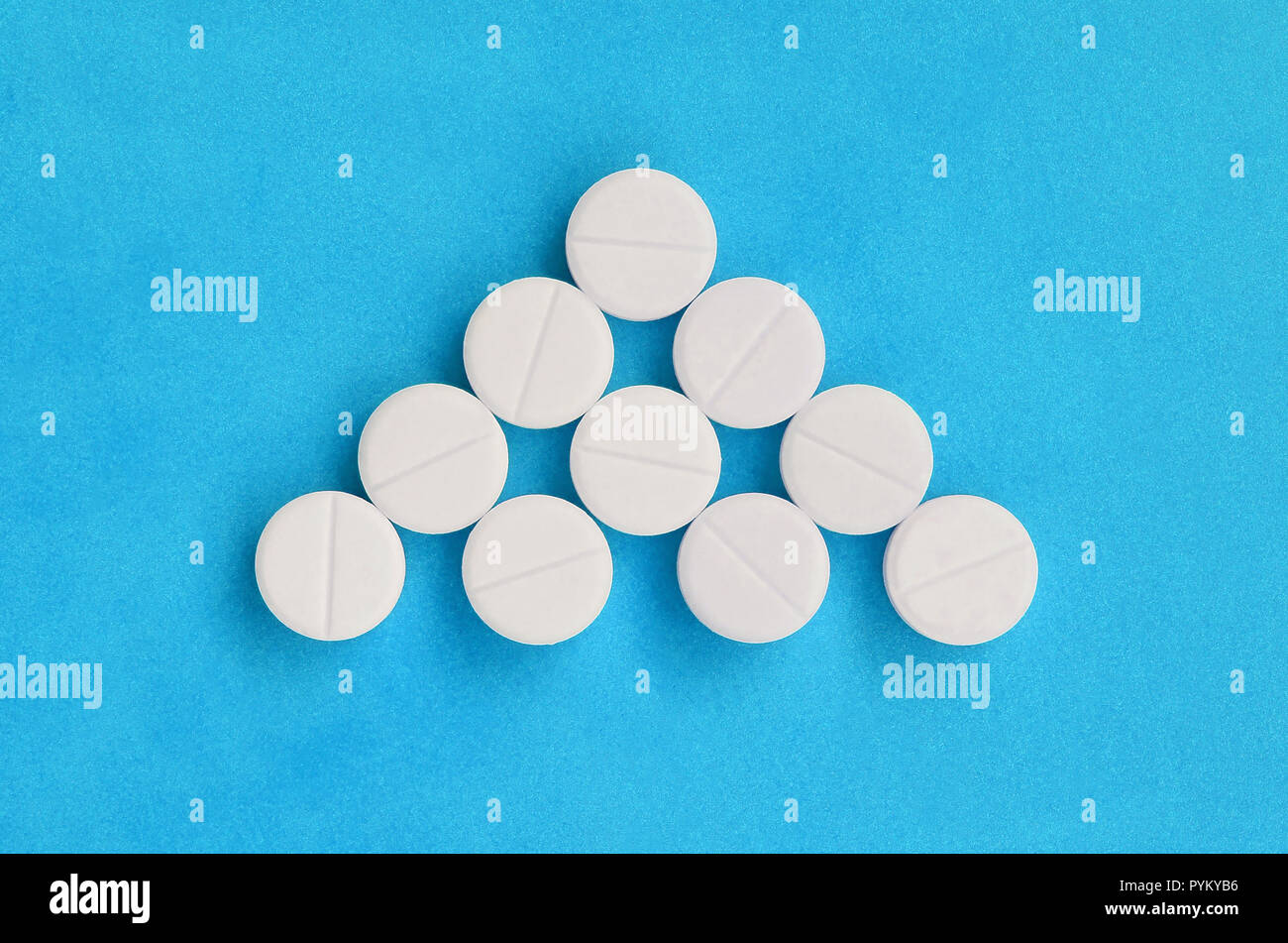 Triangle of white pills and blue pill hi-res stock photography and ...