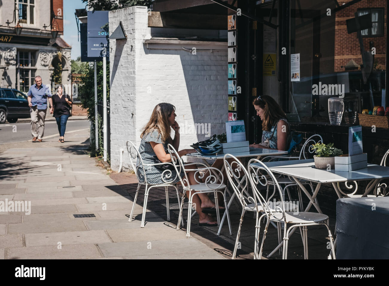 Sitting area outside a coffee shop hi-res stock photography and images ...