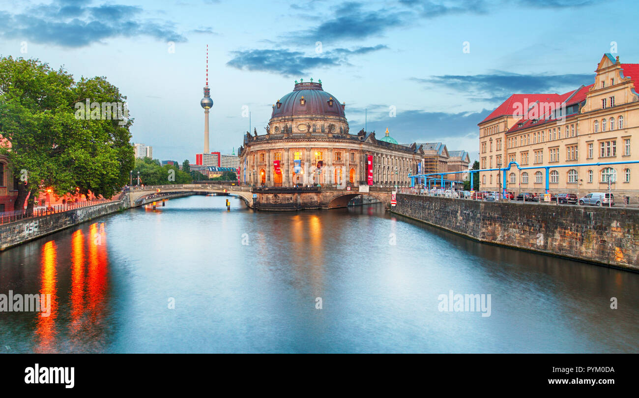 Berlin germany city skyline night hi-res stock photography and images ...