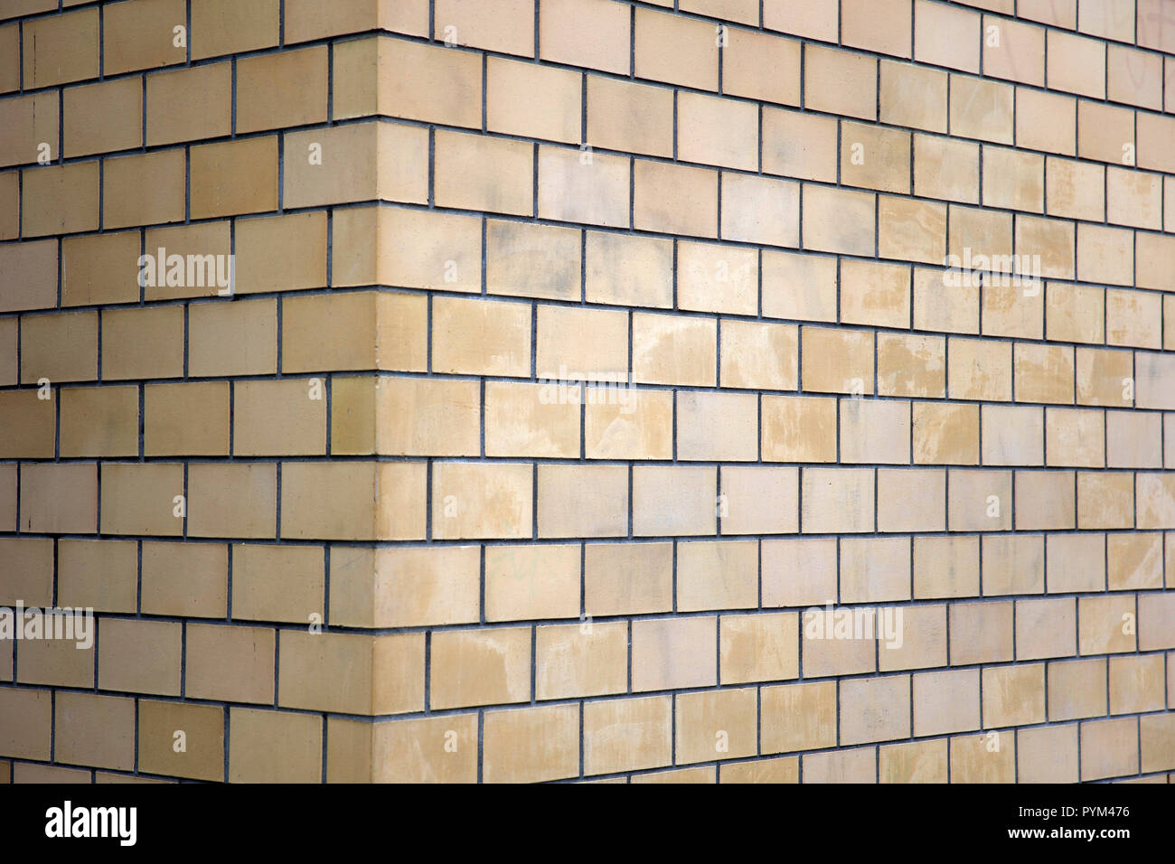Brick wall corner hi-res stock photography and images - Alamy