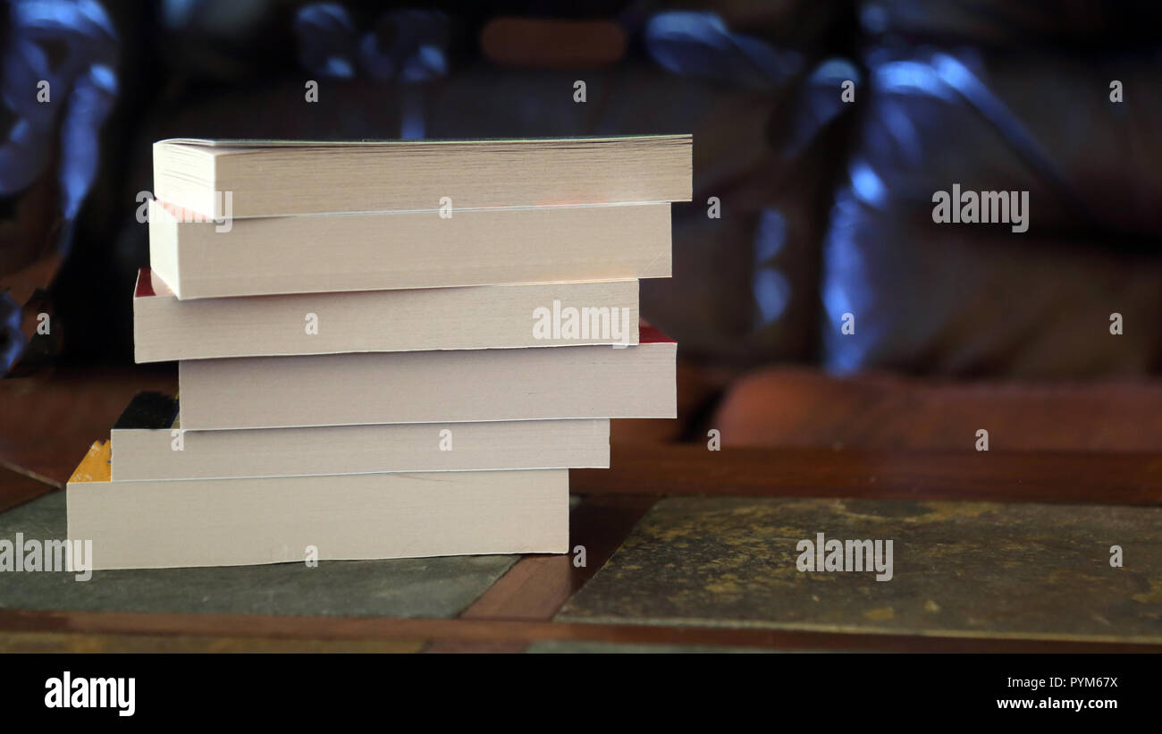 Library table hi-res stock photography and images - Alamy