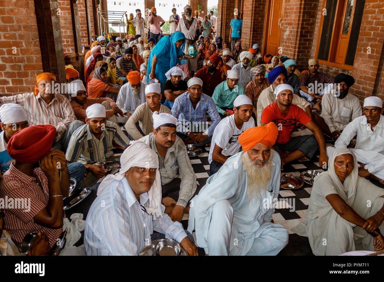 Sikh sikhs people pilgrims hi-res stock photography and images - Alamy