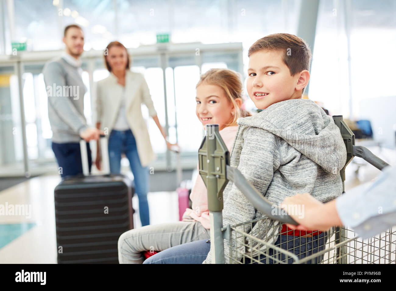 Children are looking forward to the flight into the holidays together ...