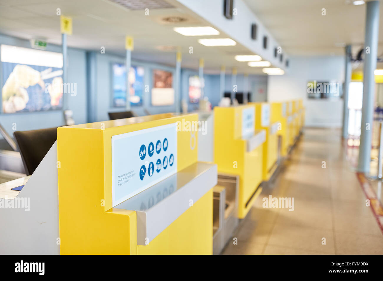 Airline check in counters hi-res stock photography and images - Alamy